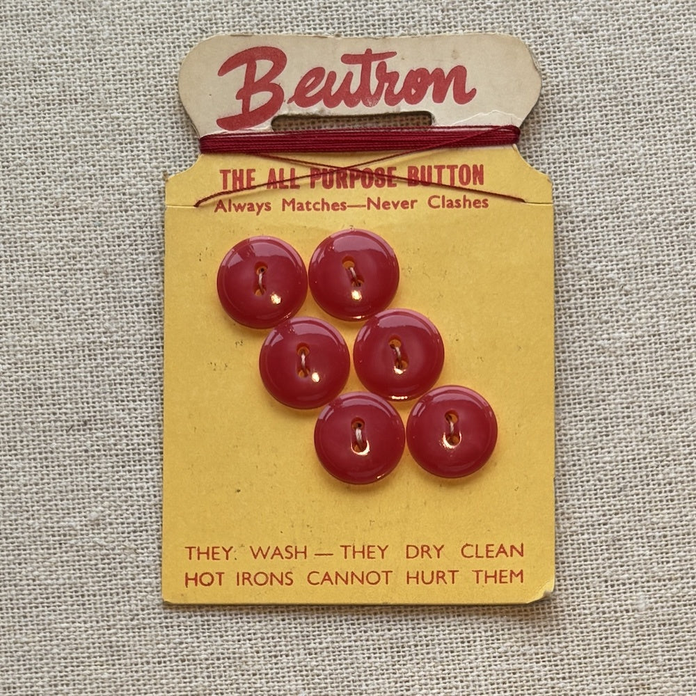 Beutron Lipstick Pink 15mm Buttons on Original Card – Stitchbird