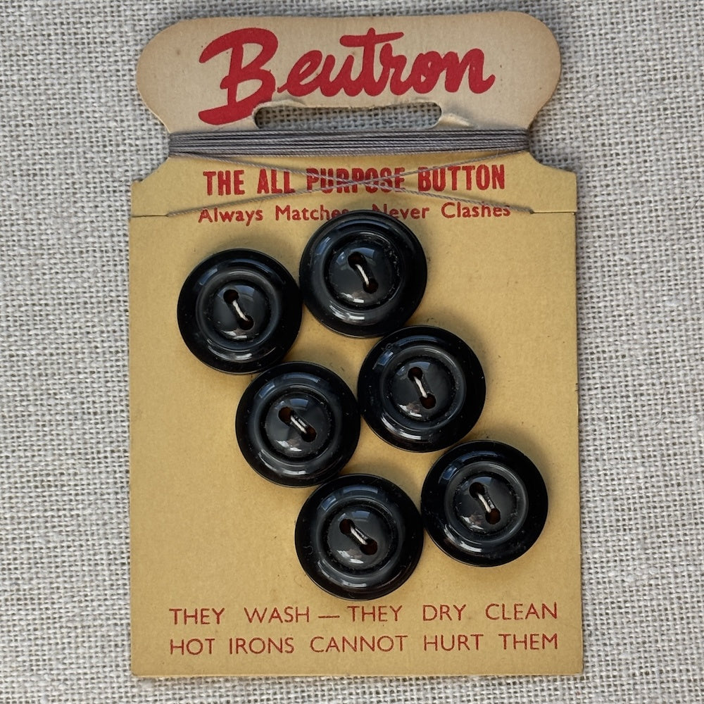 Beutron Slate Grey 17mm Buttons on Original Card – Stitchbird